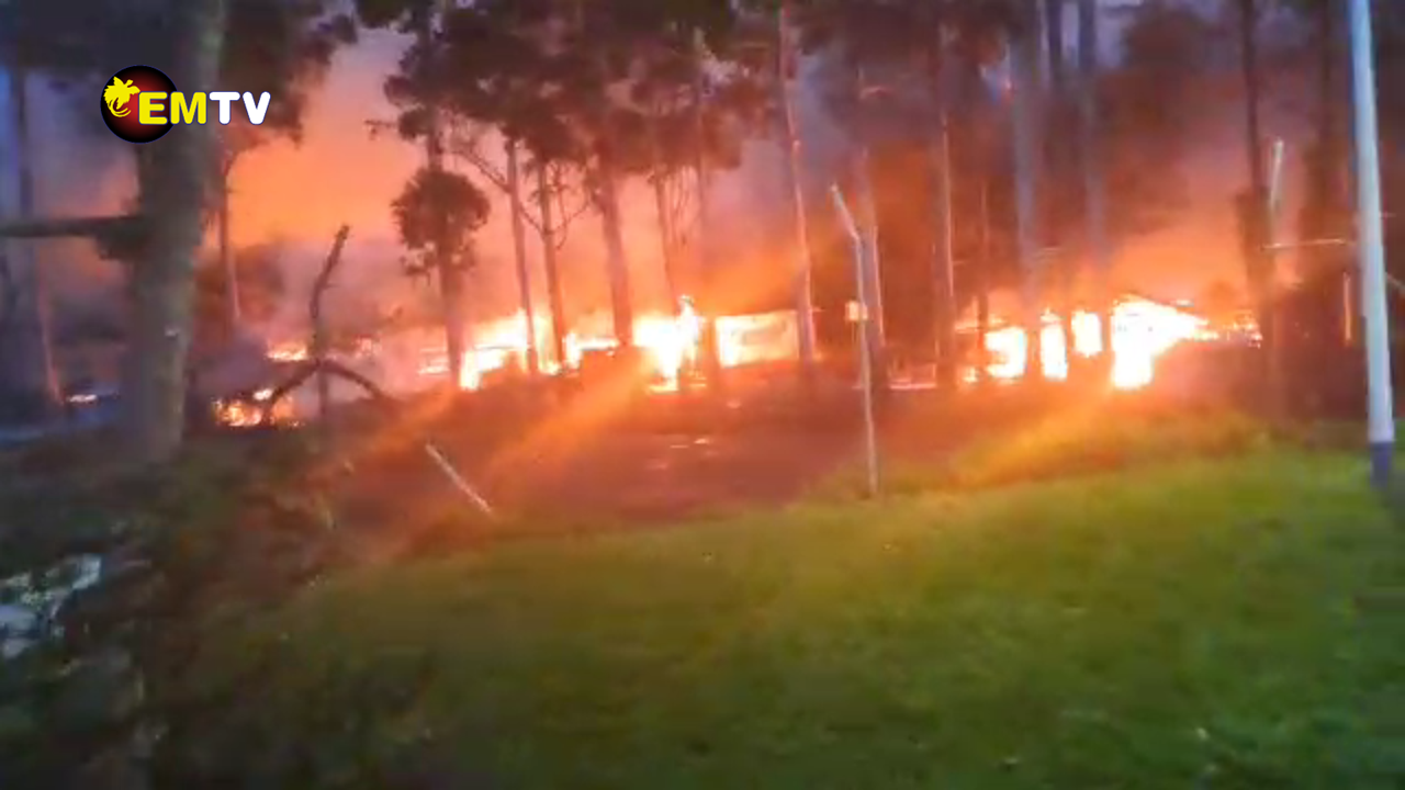 HOSPITAL STAFF HOUSES BURNT DOWN DURING WAPENAMANDA TRIBAL WARFARE ...